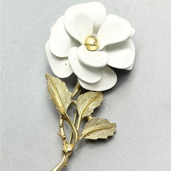 Avon | Jewelry | Vintage Avon White Flower Brooch Pin | Poshmark